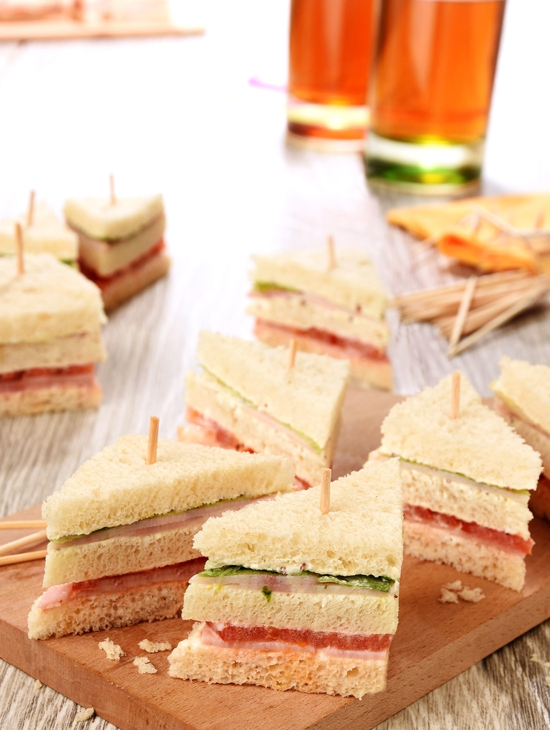 64 Mini Clubs sandwiches pour l'apéritif, livrés par Burgard en 24H